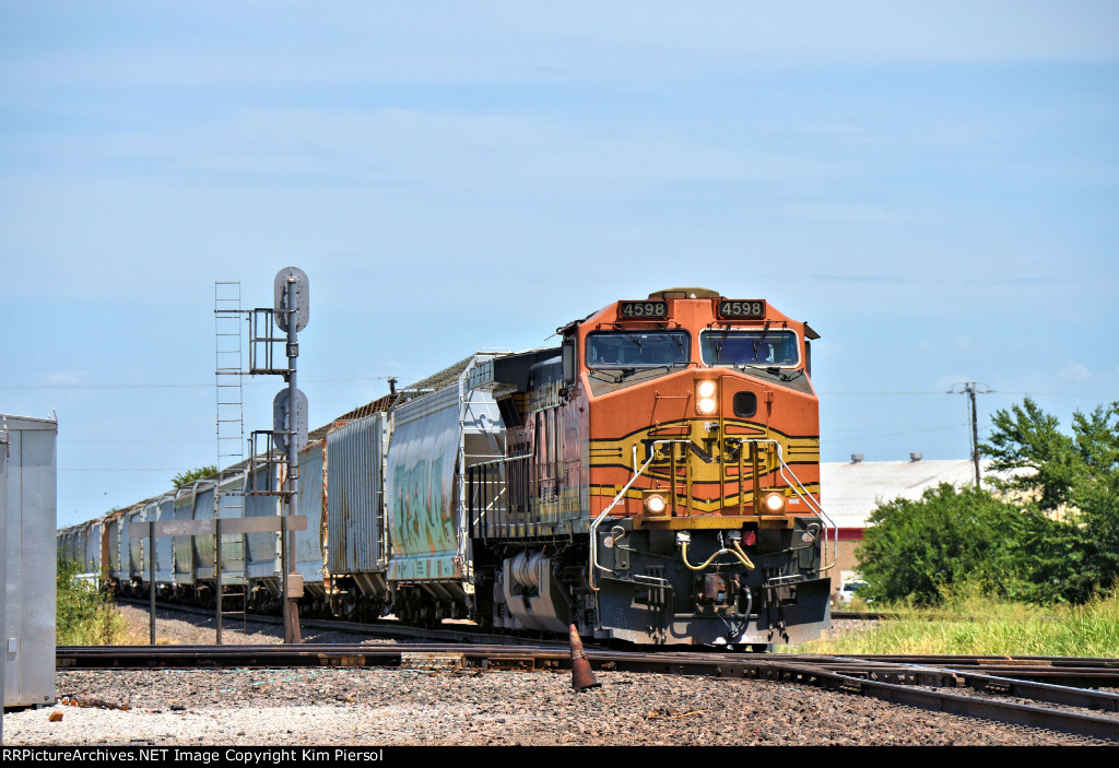 BNSF 4598 SB Through the Saginaw Interlocking